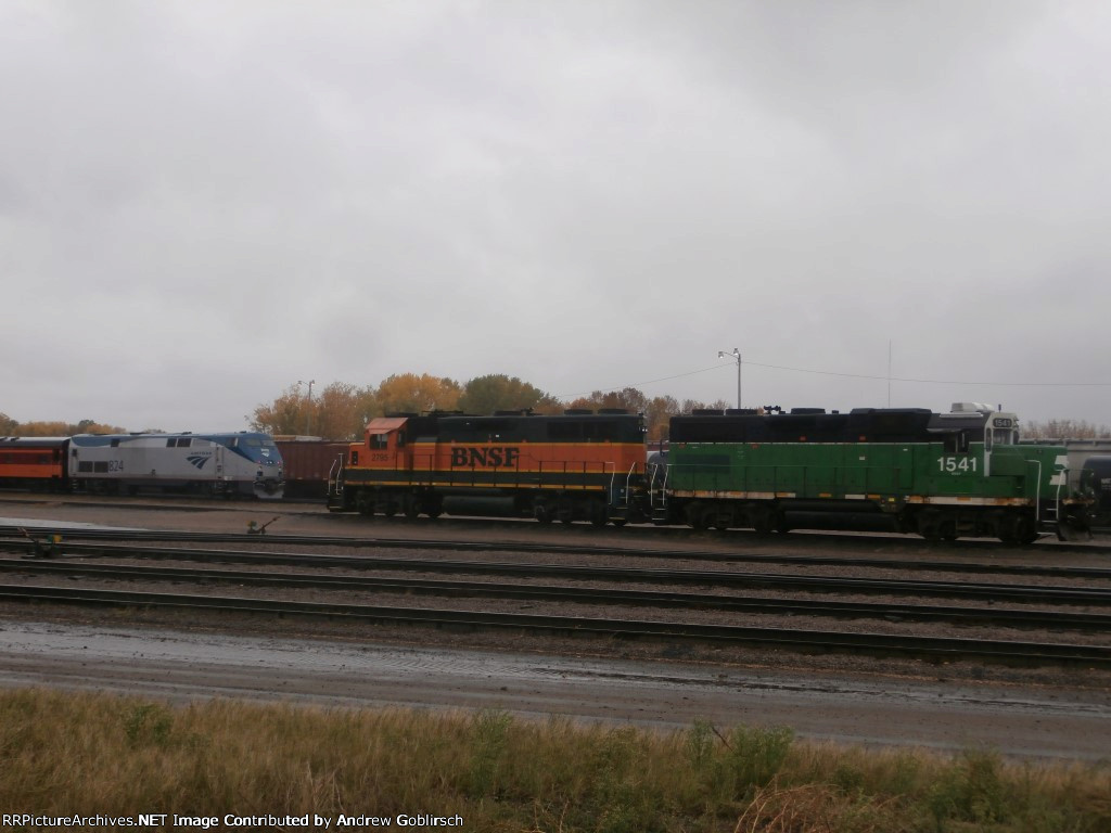 BNSF 1541, 2795 waiting while Amtrak 824 goes by